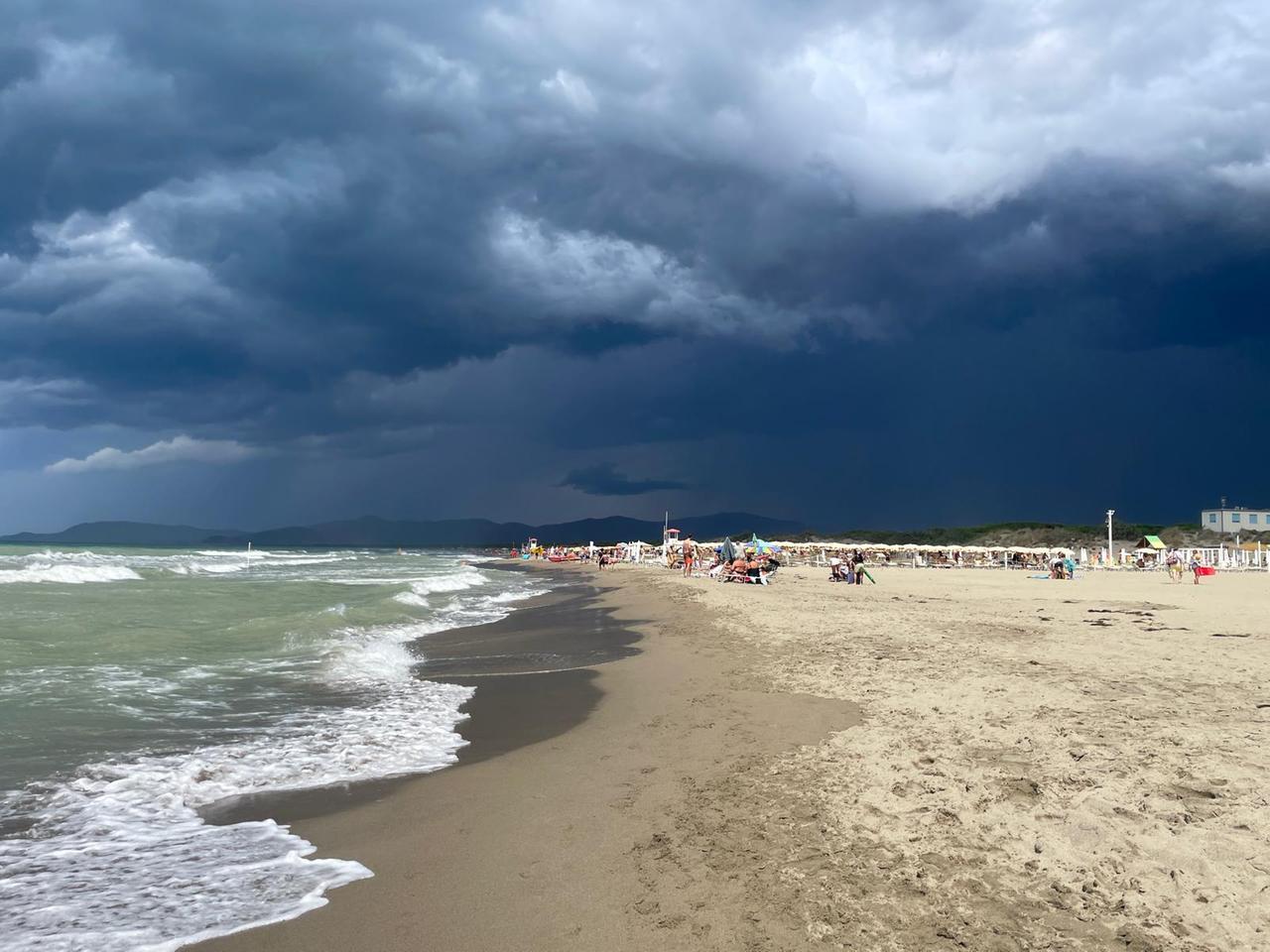 Maltempo in Toscana, la costa ancora nel mirino: nuova allerta per vento e mareggiate - Il Tirreno